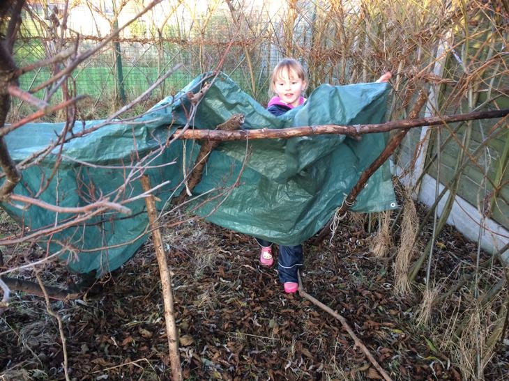 Meadowhead Junior School - Making dens and learning to use tools